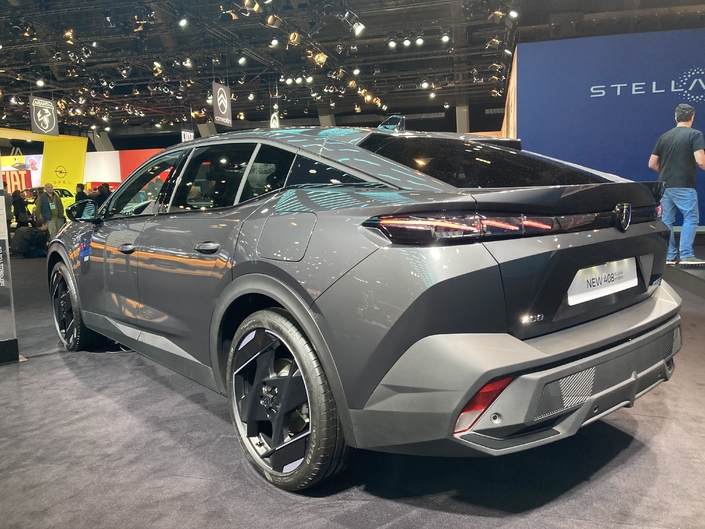Vidéo en direct du salon de Bruxelles 2023 - Peugeot 408: la berline-SUV