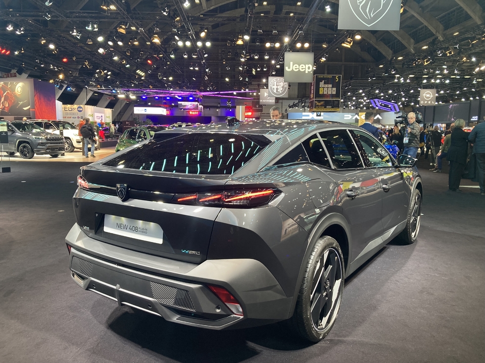 Vidéo en direct du salon de Bruxelles 2023 - Peugeot 408: la berline-SUV