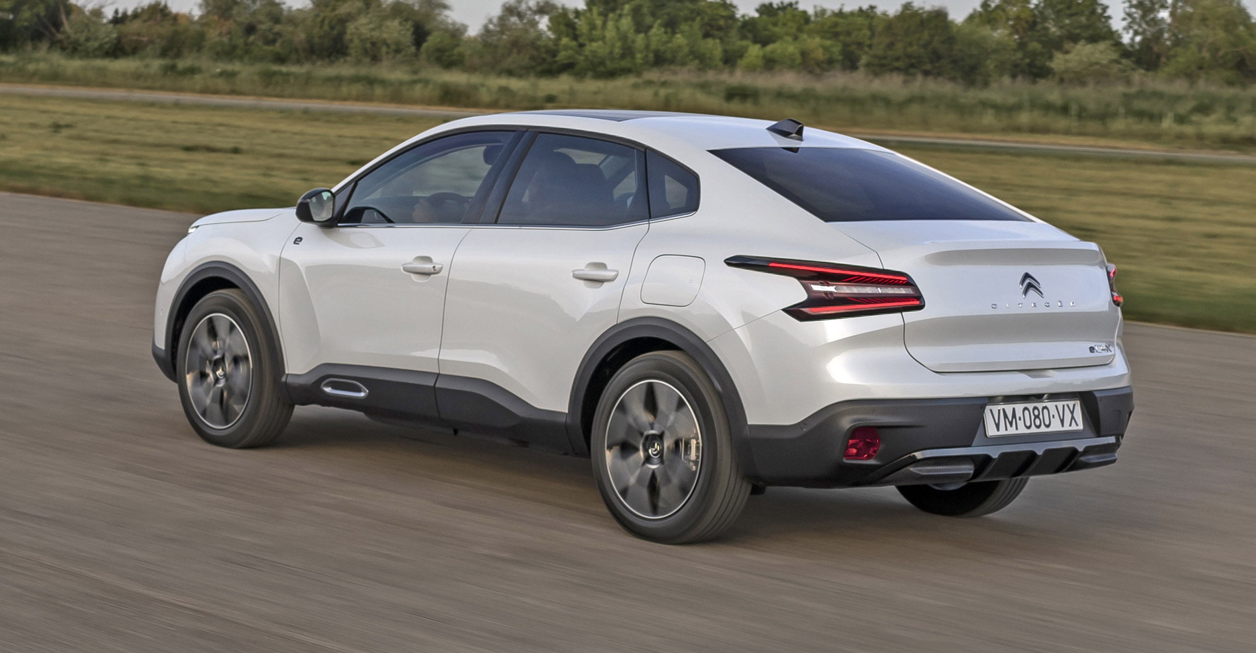 Nouveautés 2023 – Moyennes berlines : la Citroën C4 X prend le frais ...