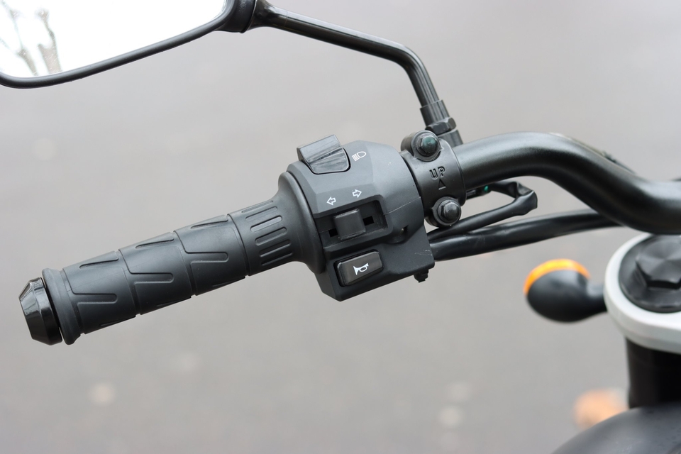 Essai - Bluroc Motorcycle Tracker - La blague belge SM