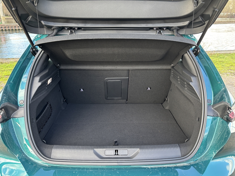 La Peugeot E-308 restylée est-elle devenue une bonne voiture électrique ...