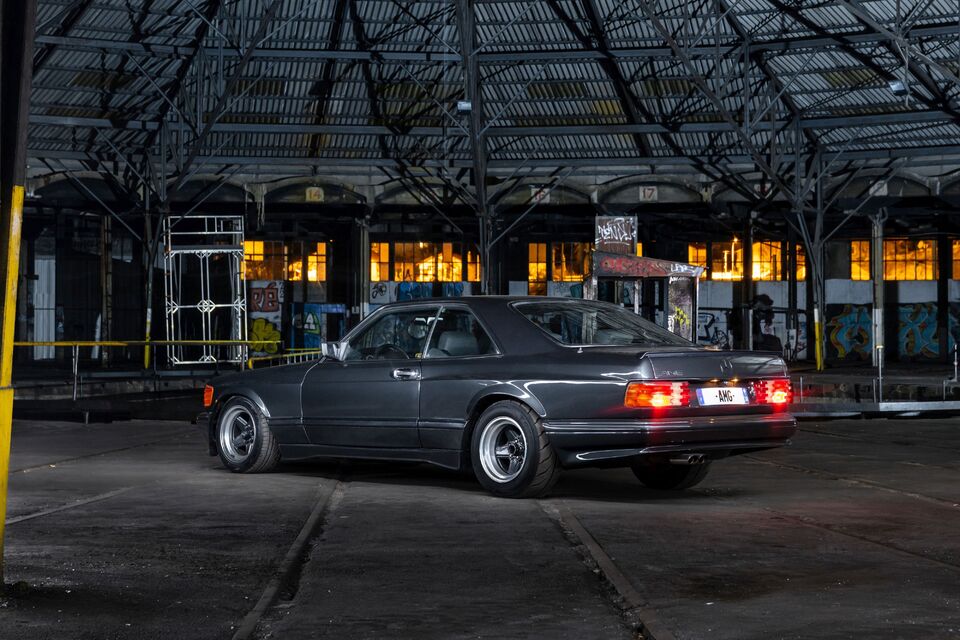 Rétromobile 2023 : Mercedes 560 SEC AMG, physique de gangster