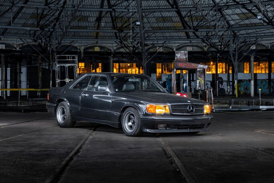 Rétromobile 2023 : Mercedes 560 SEC AMG, physique de gangster