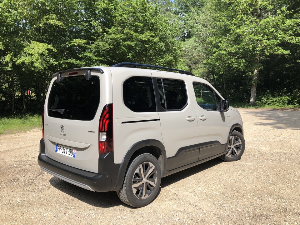 Comparatif vidéo - Volkswagen Caddy vs Peugeot Rifter : des différences ...