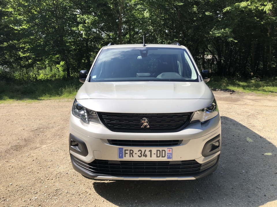Comparatif vidéo - Volkswagen Caddy vs Peugeot Rifter : des différences ...
