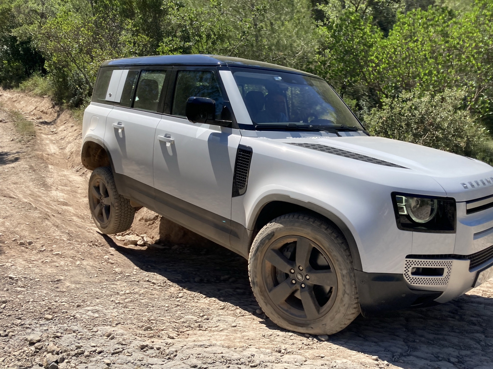Essai - Land Rover Defender PHEV hybride rechargeable (2021): le ...