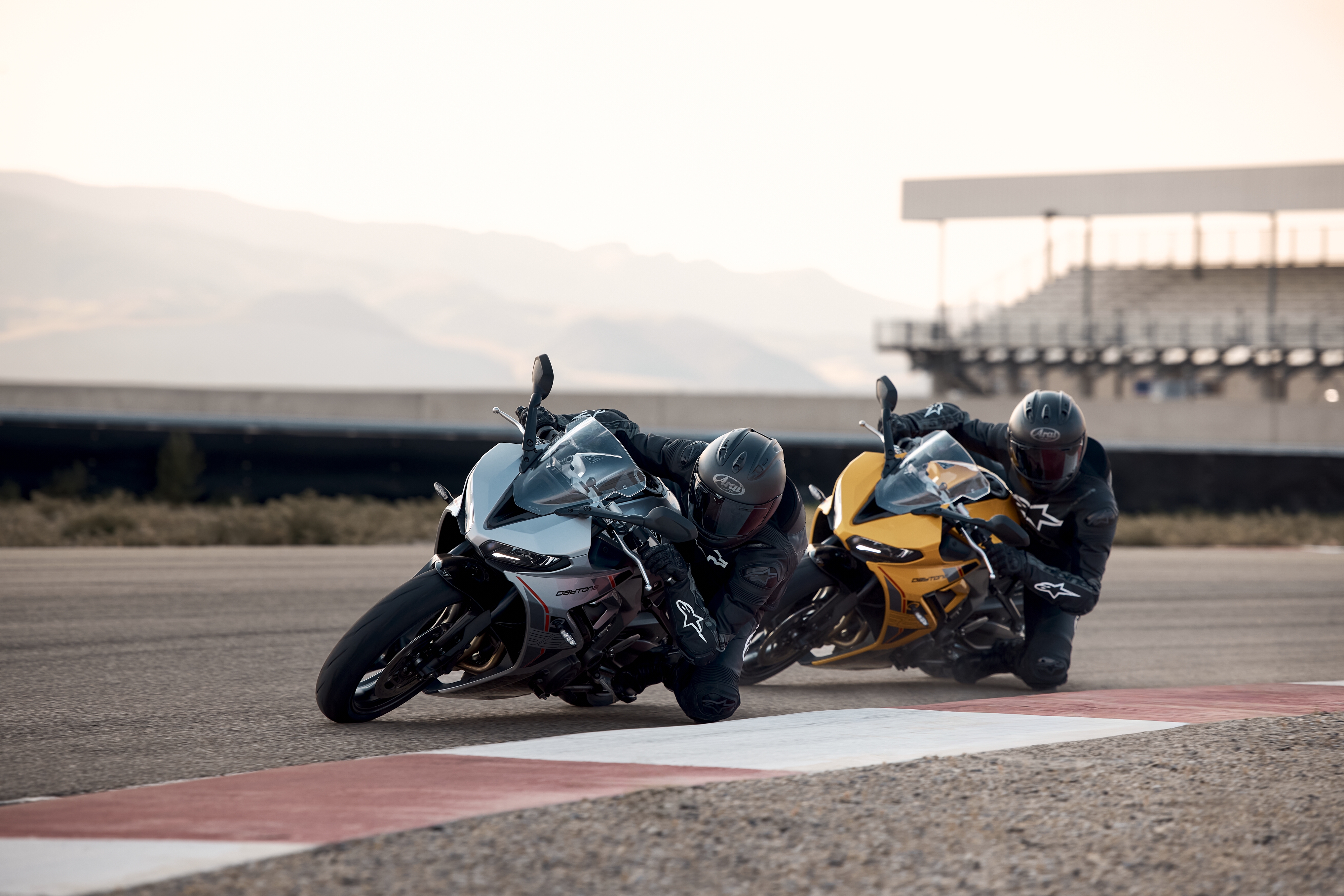 Plus sportive et plus affirmée, la Triumph Daytona reste sous la barre ...
