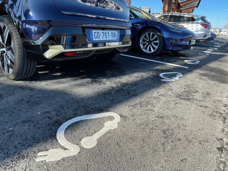 Bornes électriques: la France dans le Top 3 européen, mais...