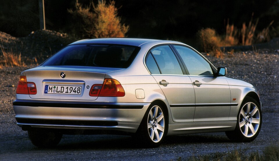 BMW 320i vs Lexus IS 200, des 6-cylindres pour presque rien