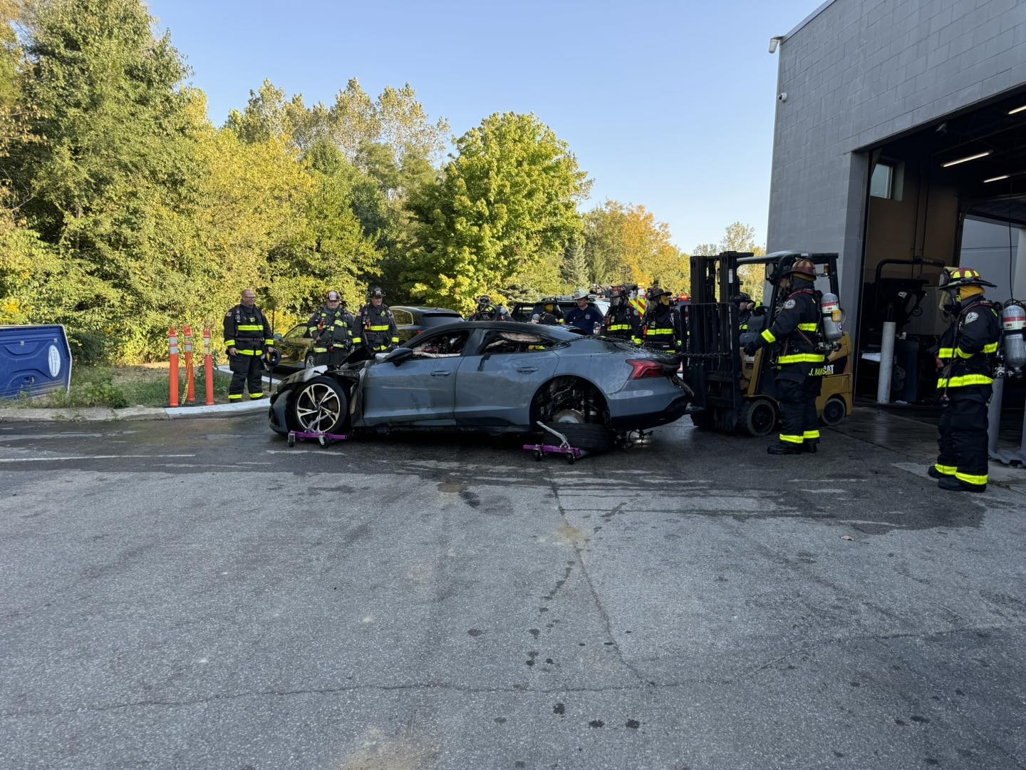Une Audi E-Tron GT en flammes dans un garage