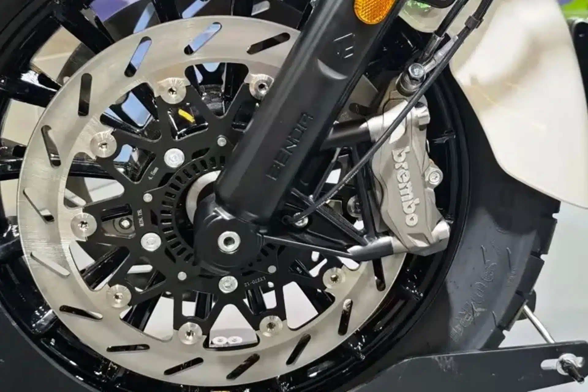 Benda dévoile un gros custom V4