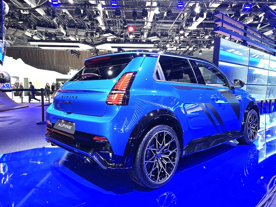Mondial de l'Auto de Paris - Alpine A290 : une nouvelle R5 électrique ...