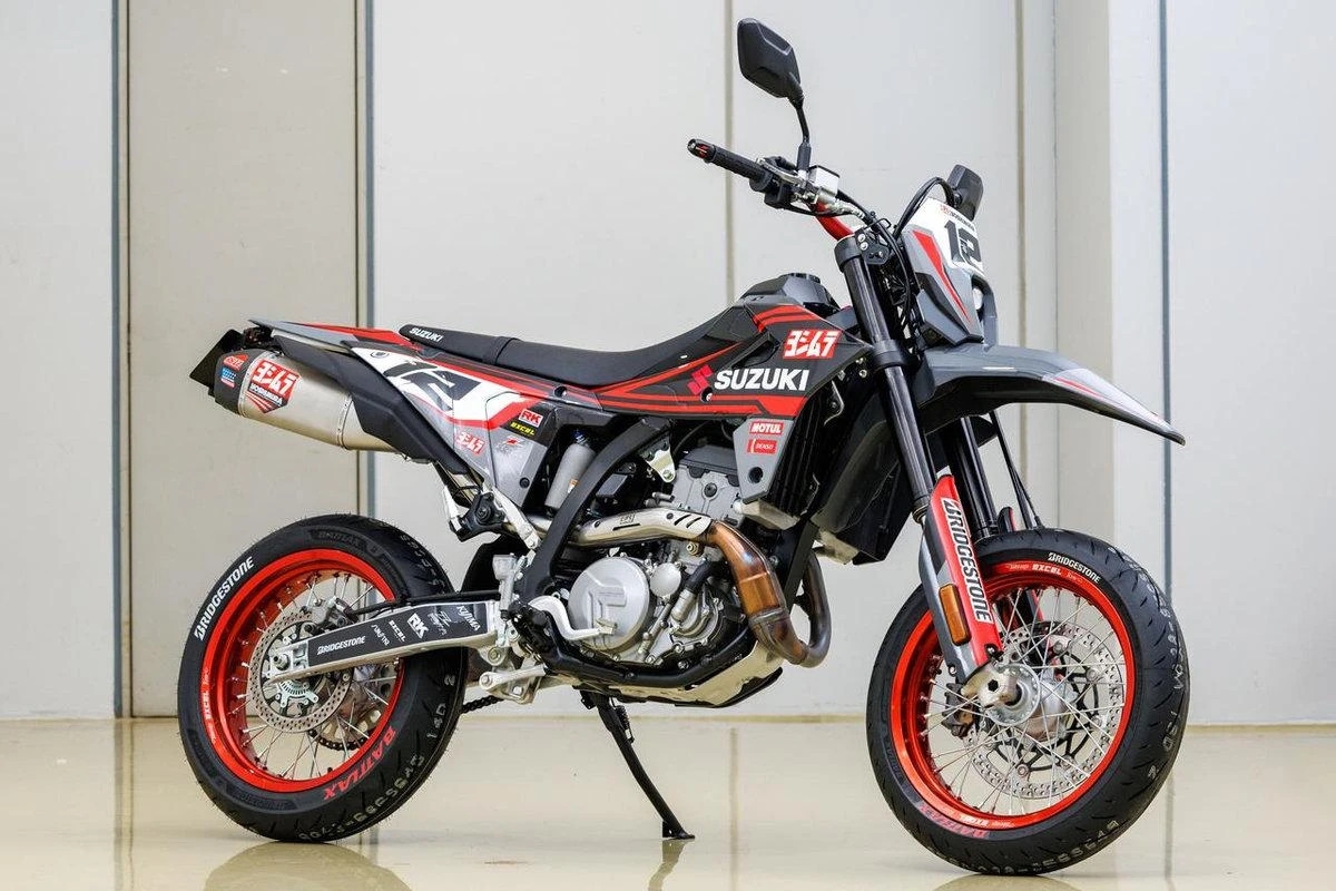 Le retour d’une légende : Suzuki dévoile la DR-Z4SM Yoshimura, la ...