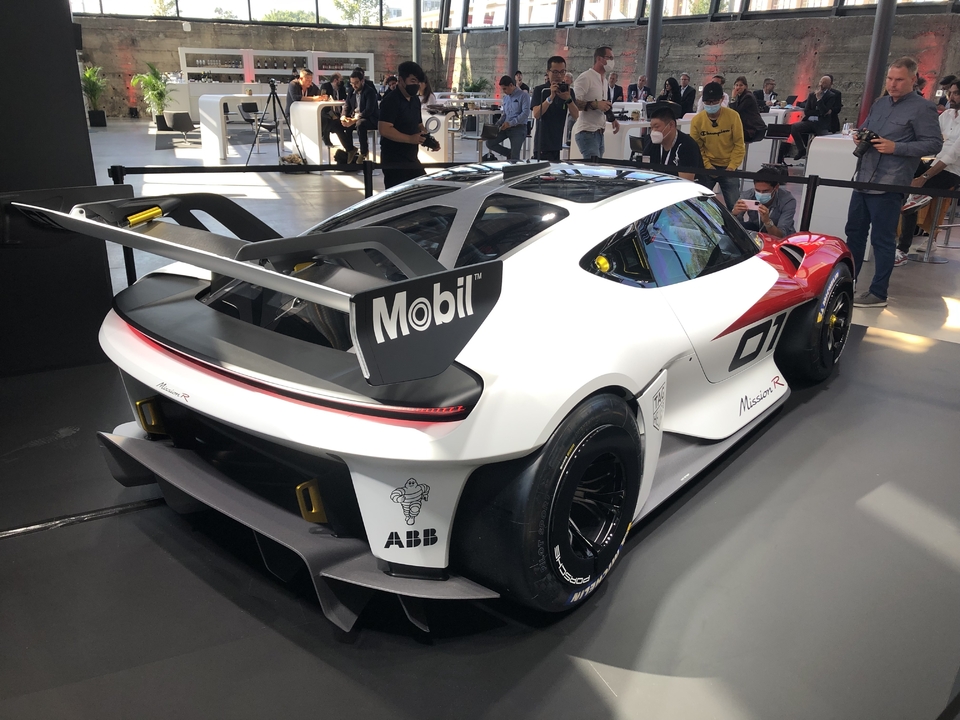 Porsche Mission R Concept : la compétition client, sans émission - En ...