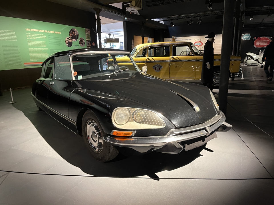 Exposition: les voitures des films de Louis de Funès (vidéo)