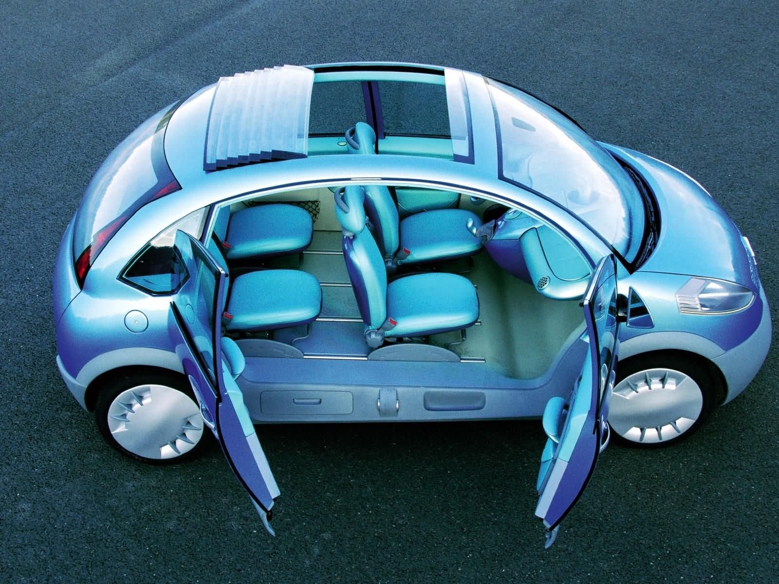Looks rétros et prix plancher ? Le Citroën C3 et VW New Beetle s’affrontent
