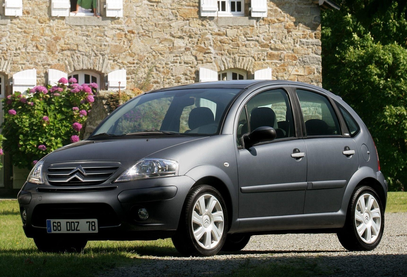 Looks rétros et prix plancher ? Le Citroën C3 et VW New Beetle s’affrontent