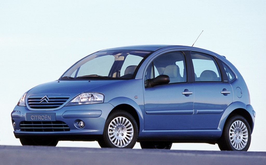 Looks rétros et prix plancher ? Le Citroën C3 et VW New Beetle s’affrontent