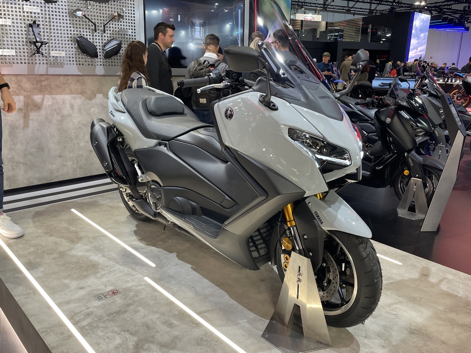 EICMA 2024 - Les maxi-scooters sportifs Yamaha TMax et TMax Tech Max ...