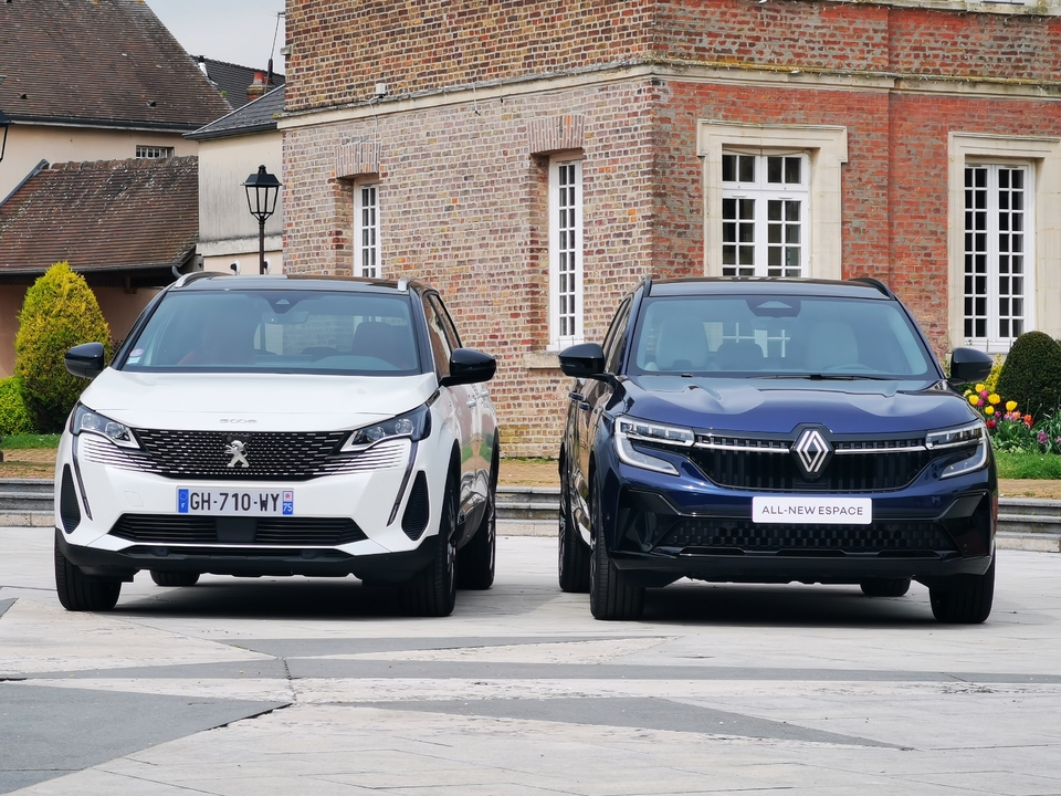 Comparatif vidéo - Renault Espace 6 VS Peugeot 5008 : qui sera le meilleur SUV 7 places