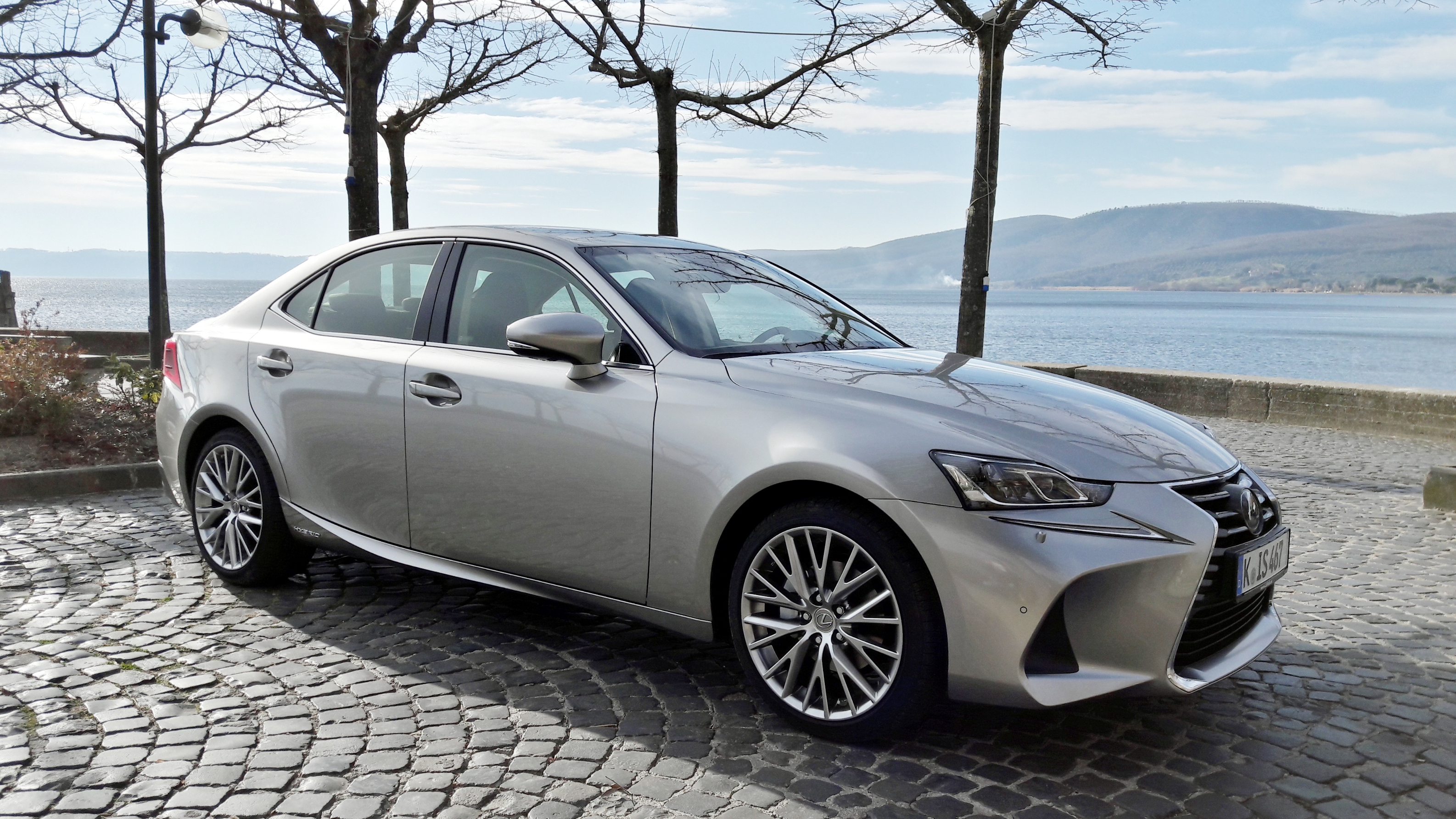 Essai vidéo - Lexus IS 300h restylée (2017) : elle continue à défier ...