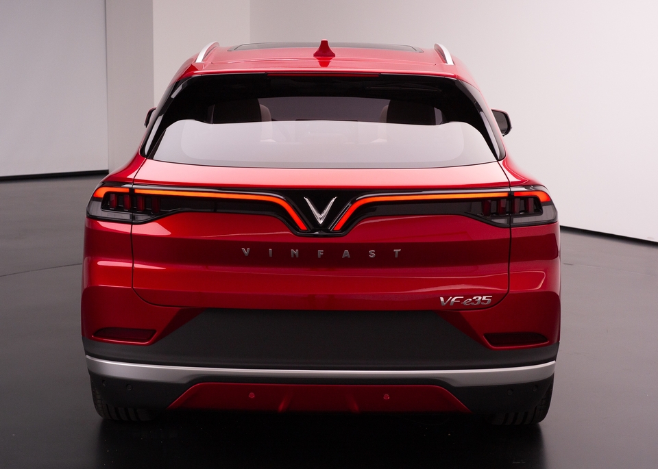 Présentation vidéo - Vinfast VF E35 : le grand SUV qui veut jouer dans ...