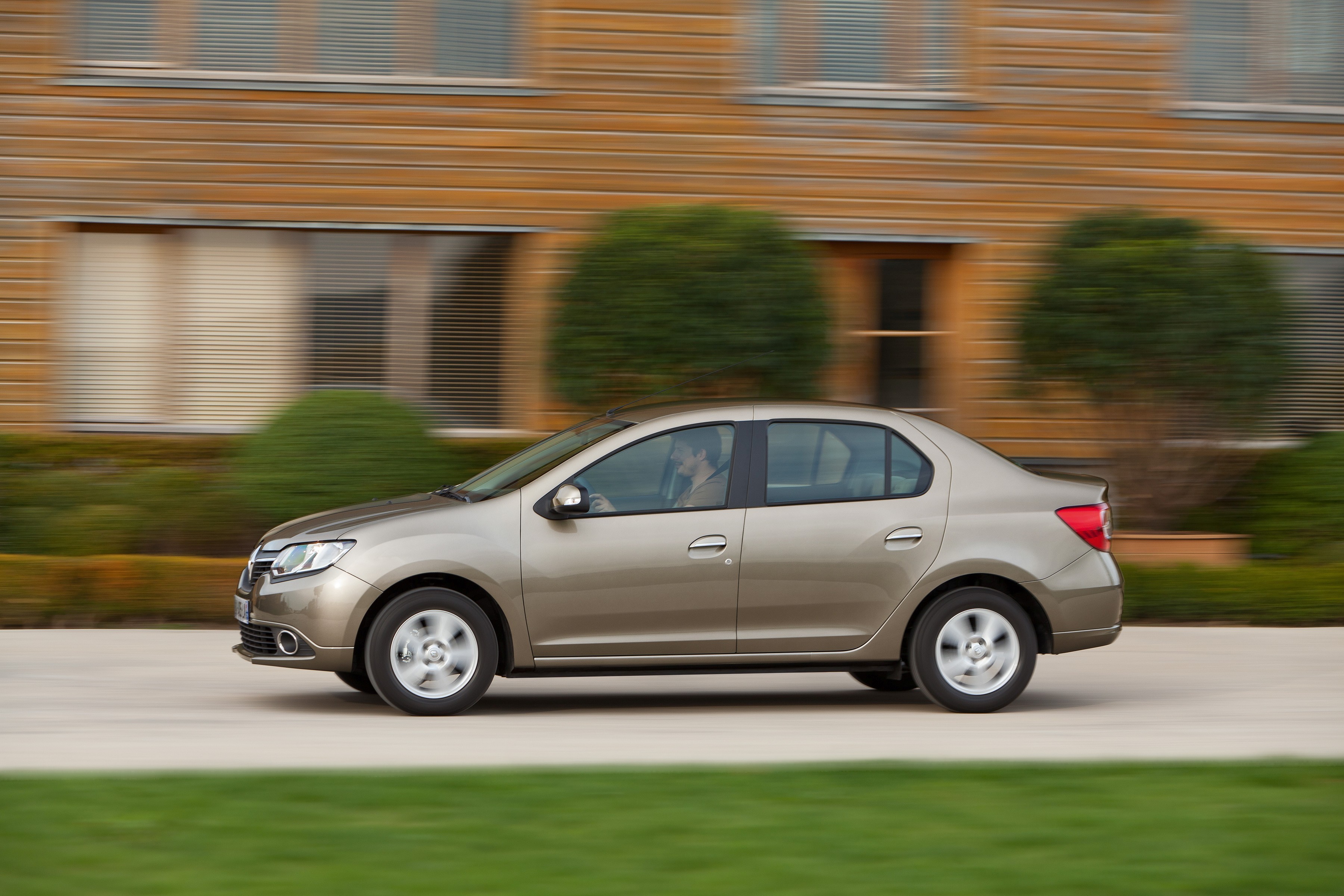 Nouvelle Renault Symbol: elle se prend pour une Dacia Logan!