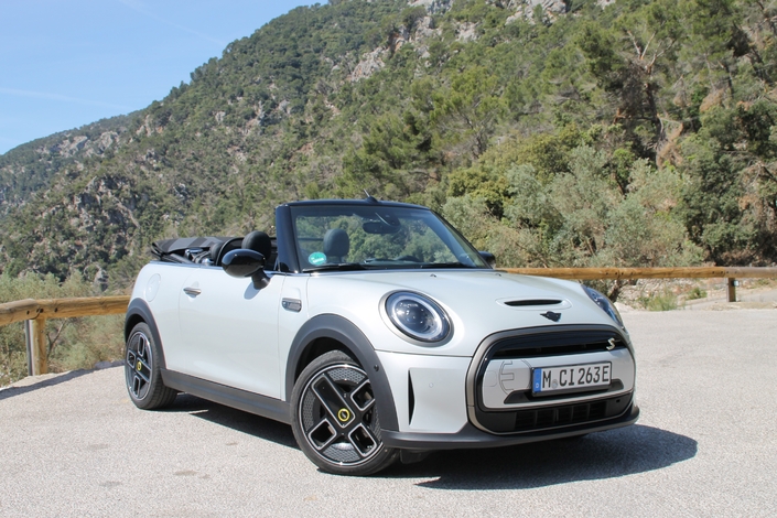 Essai vidéo – Mini Cabrio Cooper SE (2023) : le plus branché des cabriolets