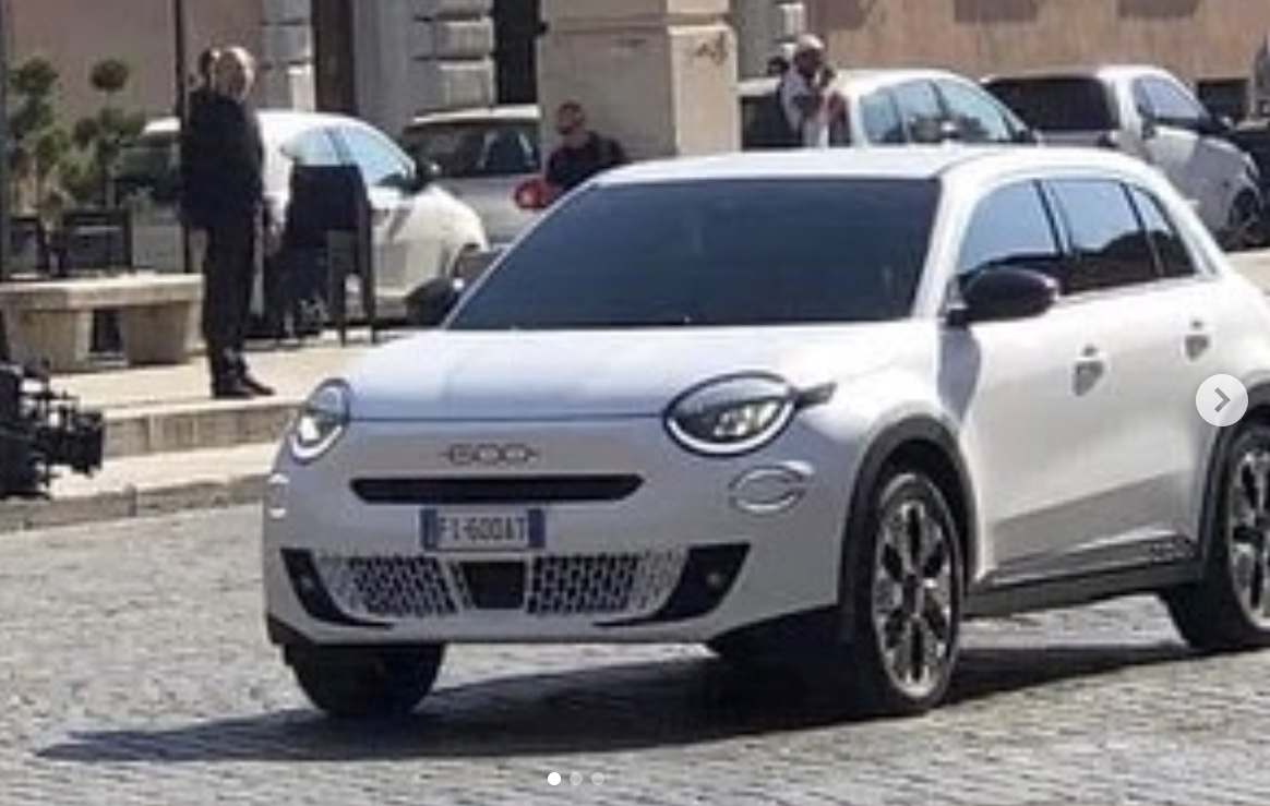 La nouvelle Fiat 600 électrique surprise nue dans la rue