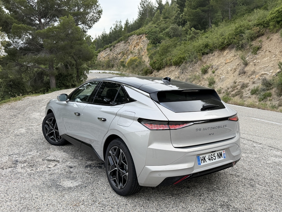 La DS N°4 Plug-In grimpe à 240 chevaux et coûte le prix d'une Allemande