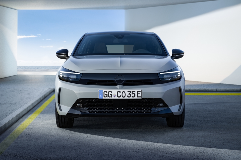 Présentation vidéo - Opel Corsa restylée : elle a la Peugeot 208 dans ...