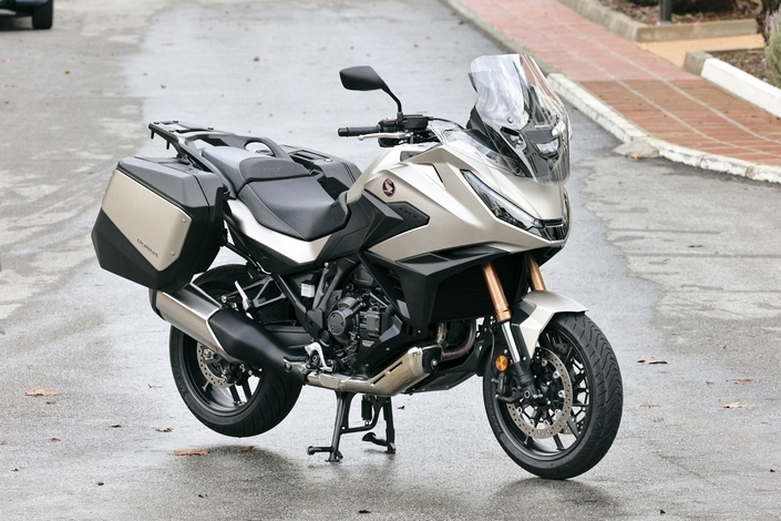 La Honda GB350S, les scooters Sym et Yamaha NMax 125, la Royal Enfield ...