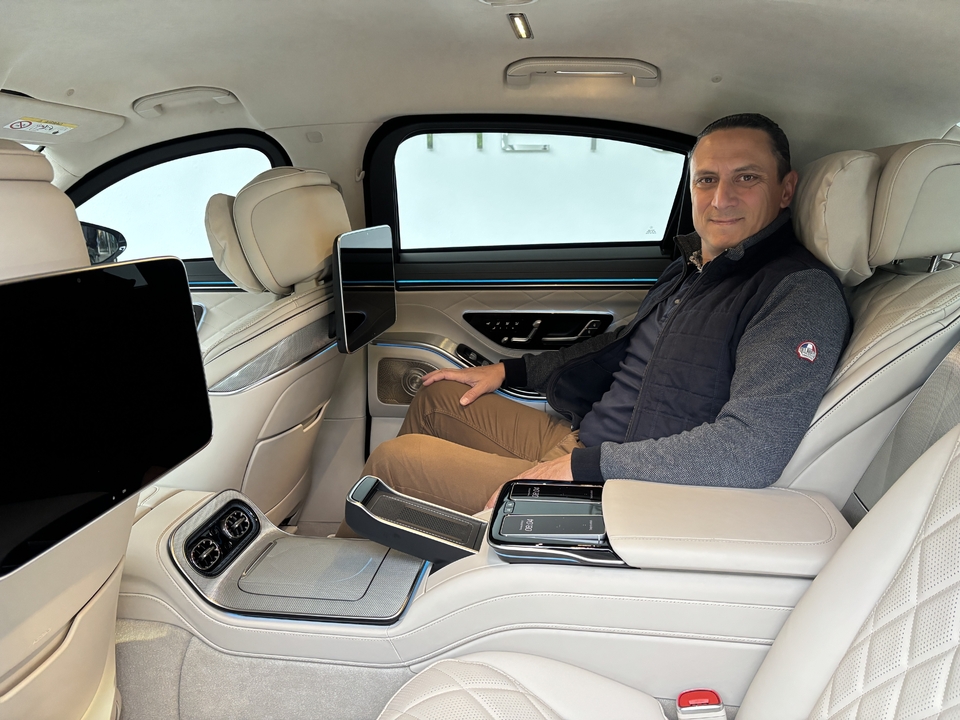 Une seule de ses portières pèse 250 kg ! Découvrez la nouvelle Mercedes ...