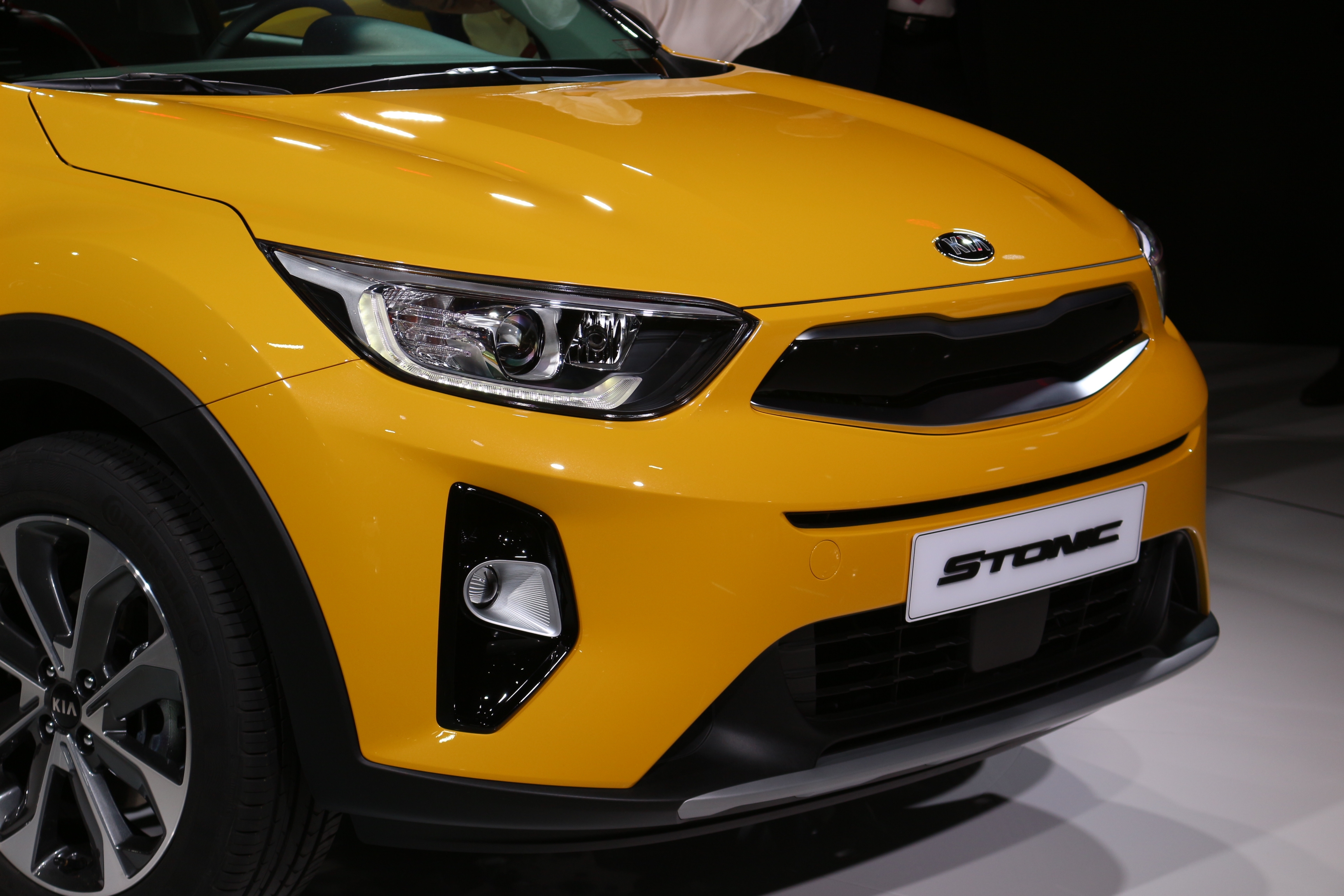 Kia Stonic : le SUV des djeun's - vidéo en direct du salon de Francfort ...