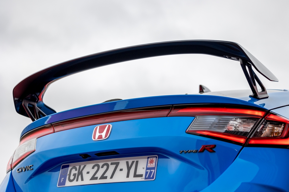 Comparatif vidéo - Les essais de Soheil Ayari - Honda Civic Type R VS ...