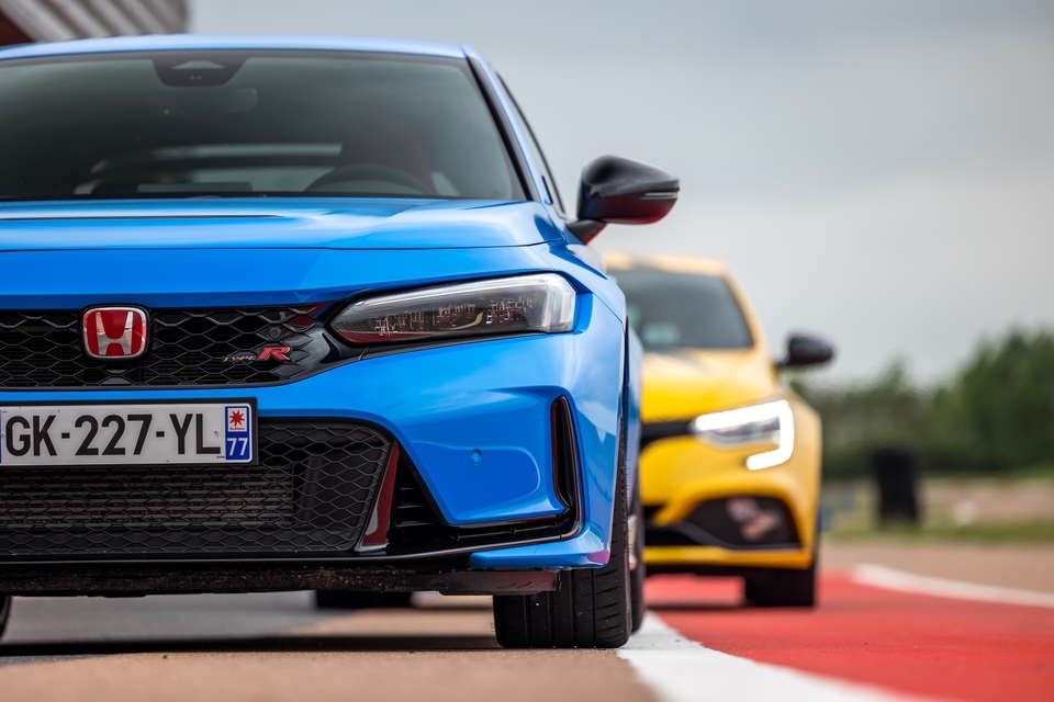 Comparatif vidéo - Les essais de Soheil Ayari - Honda Civic Type R VS Renault Megane RS Ultime ...