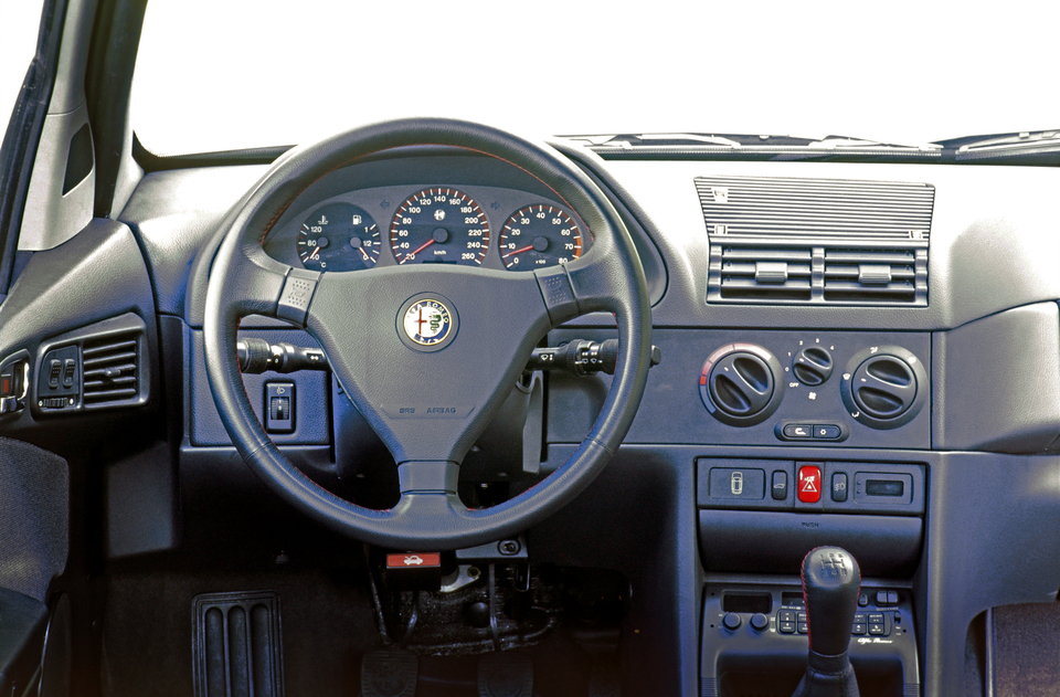Alfa Romeo 145 Quadrifoglio (1995 – 2000), le retour du cœur sportif ...