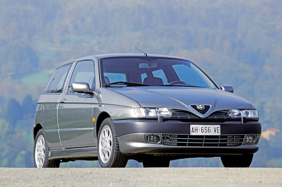 Alfa Romeo 145 Quadrifoglio (1995 – 2000), le retour du cœur sportif ...