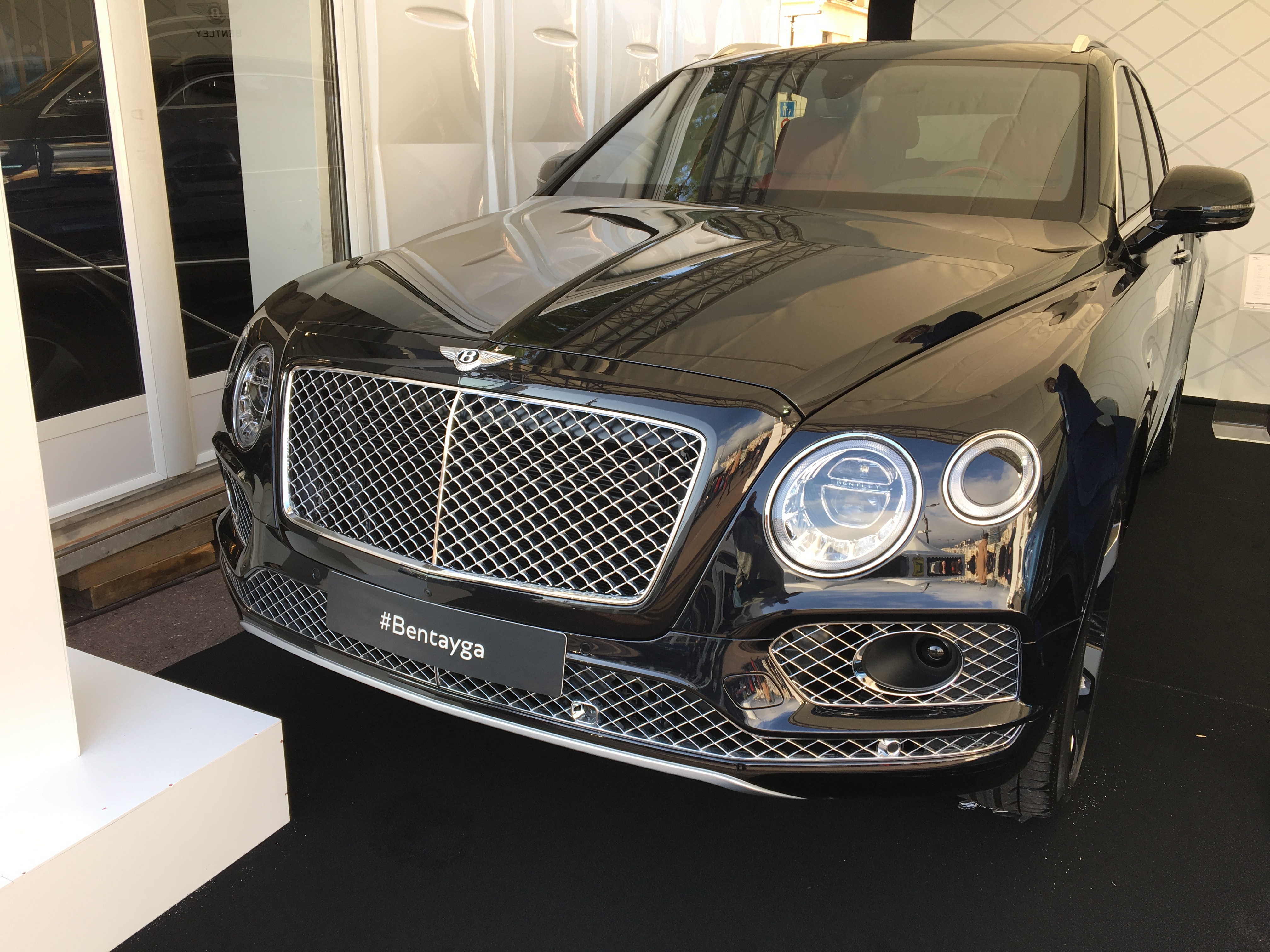 Les voitures de luxe : un classique à Monaco - Vidéo en direct du Salon ...