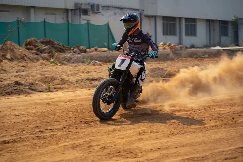 La Royal Enfield Guerilla 450 passe en mode Flat Track
