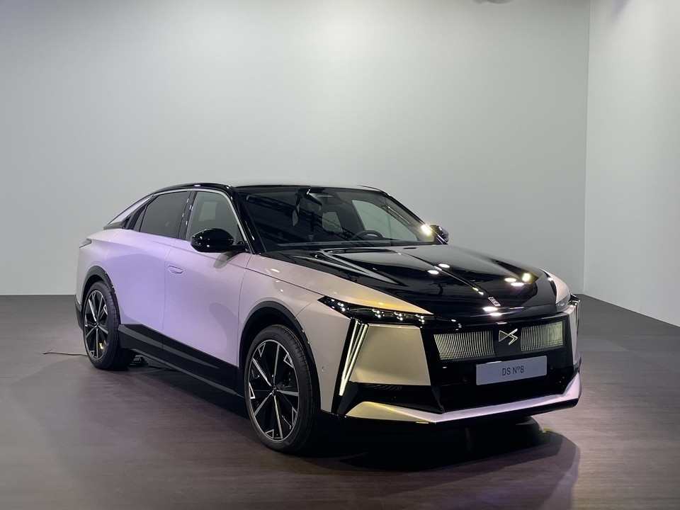 Une DS au nom de parfum et une voiture qui se mange