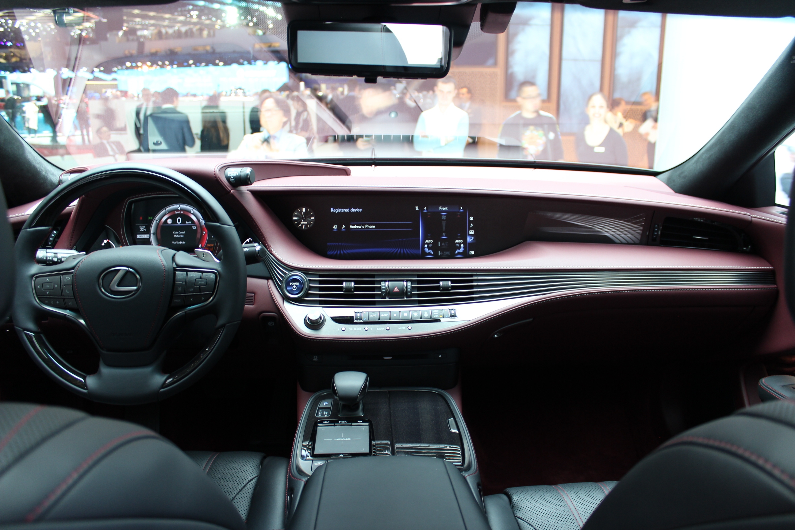 Lexus LS : vraie limousine - Vidéo en direct du salon de Genève 2017