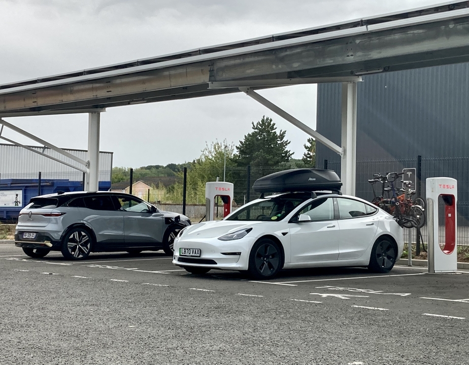 Rabais, cadeaux, salons...: Tesla devient-il un constructeur comme les ...