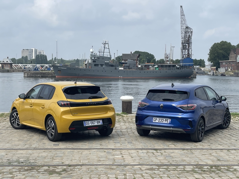 Comparatif vidéo - Peugeot 208 VS Renault Clio restylée : reprise des ...