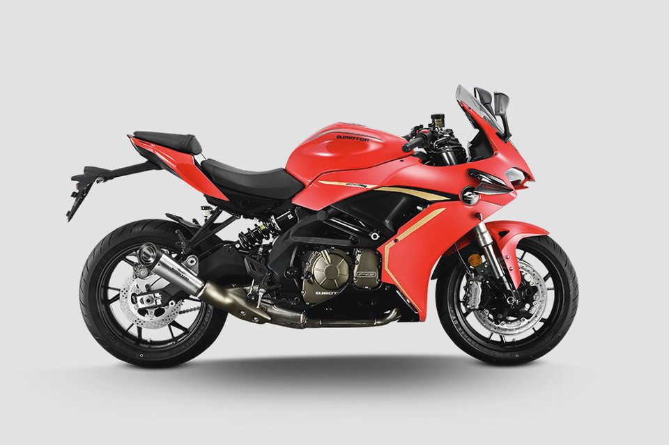 La QJ Motor SRK 600 RR en approche