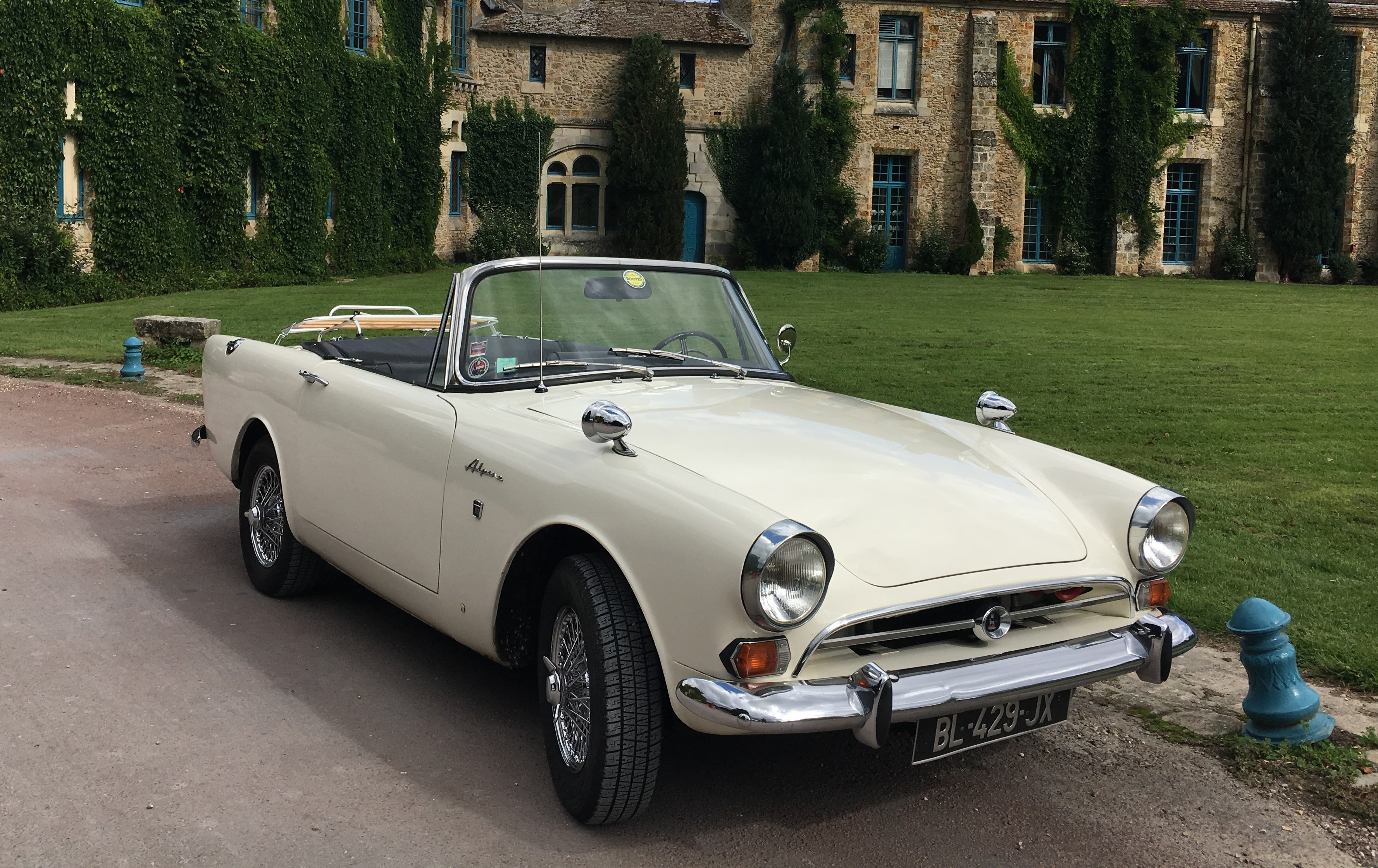 Une Alpine cabriolet ? Oui, mais c’est une agréable petite anglaise