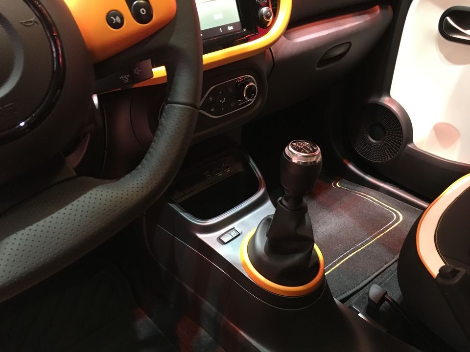 Renault Twingo restylée : toujours sympa - Vidéo en direct du salon de ...