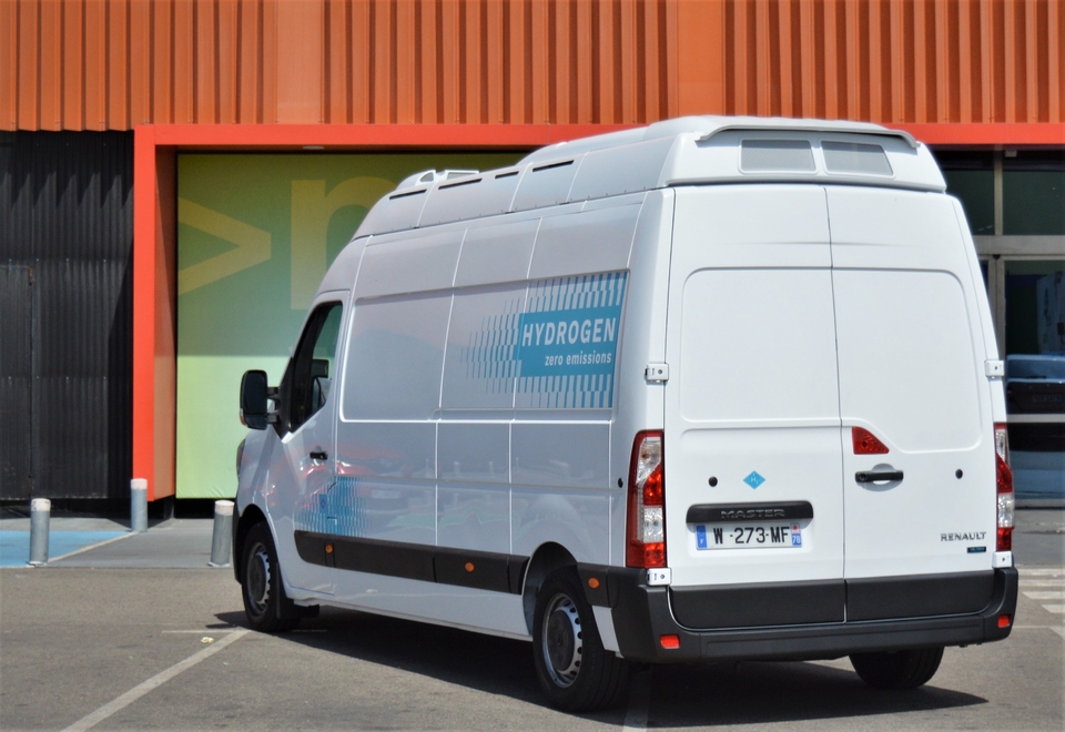 Prise en mains - Renault Master H2-Tech : il va plus loin, beaucoup ...