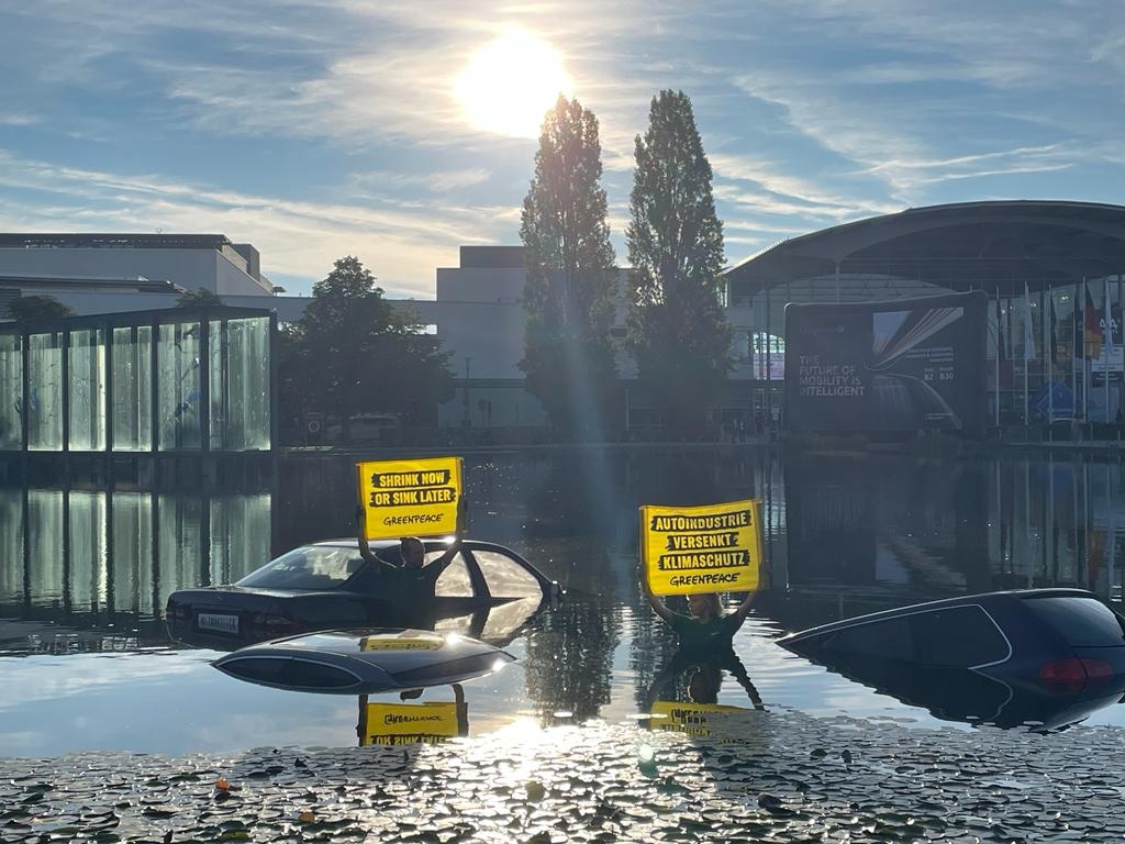 Greenpeace inaugure, à sa façon, le salon de Munich