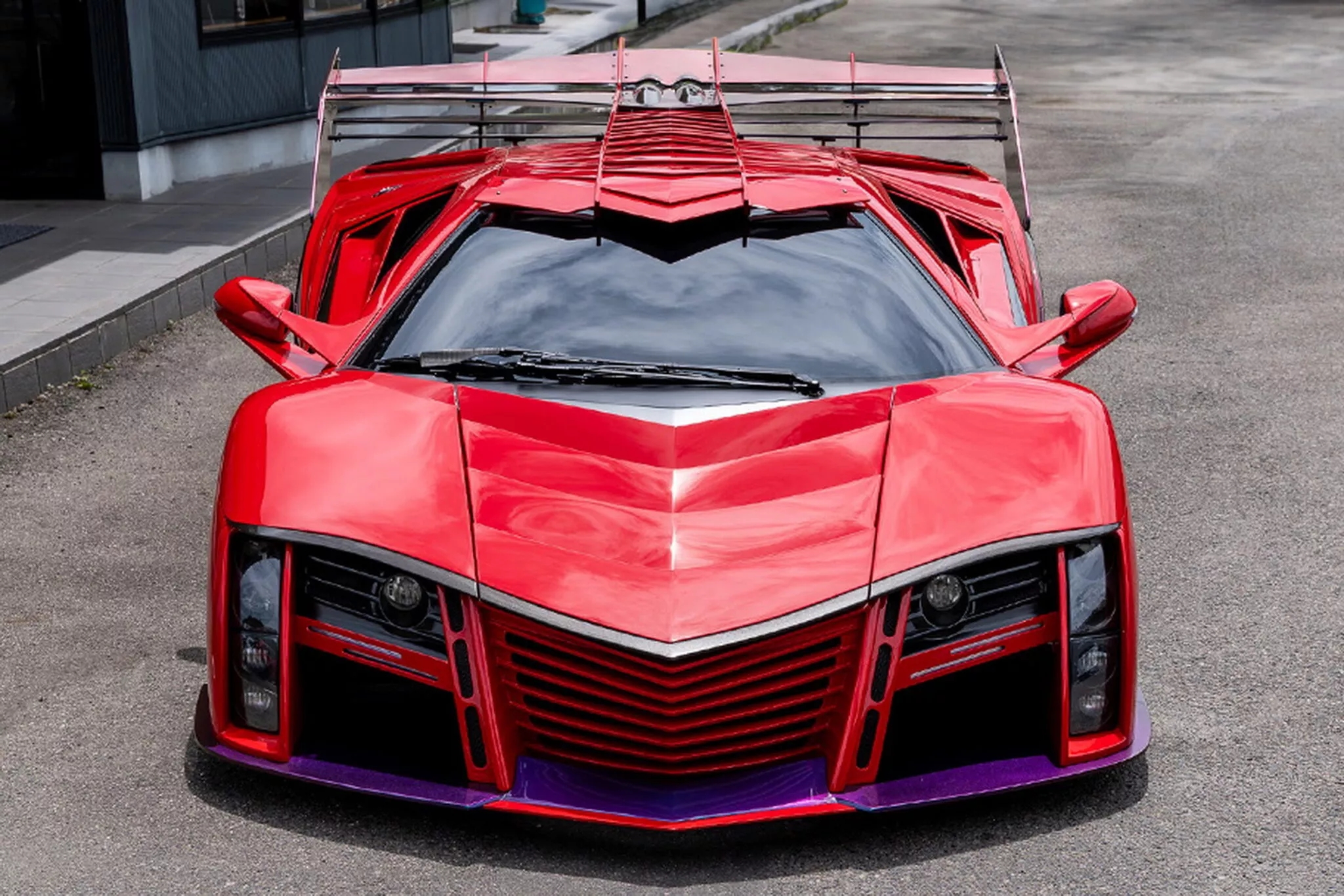 Une vraie Diablo se cache sous cette étrange voiture